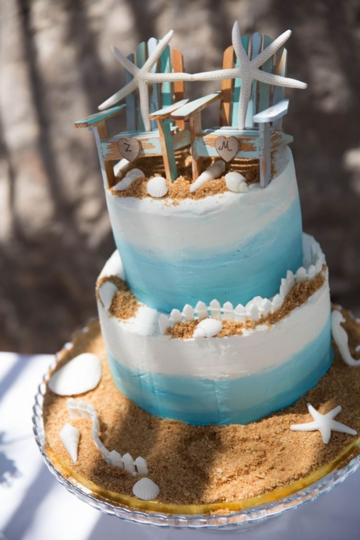 Gâteau de mariage sur le thème de la mer avec du sable et des ...