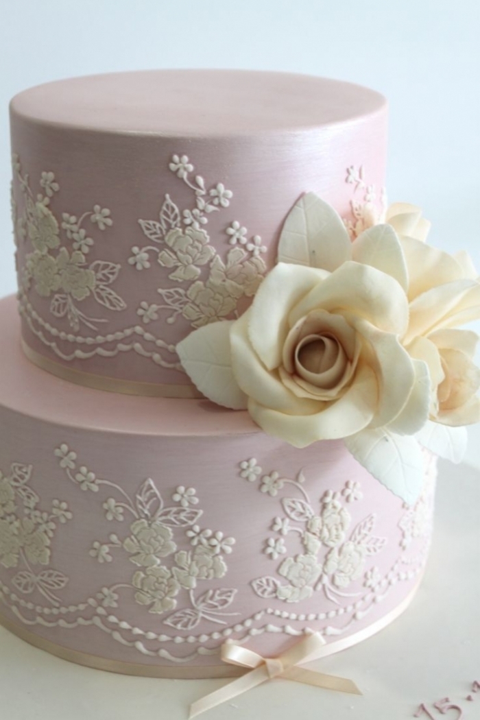 gâteau de mariage rose avec différents motifs blanc et une rose - 24/06 ...