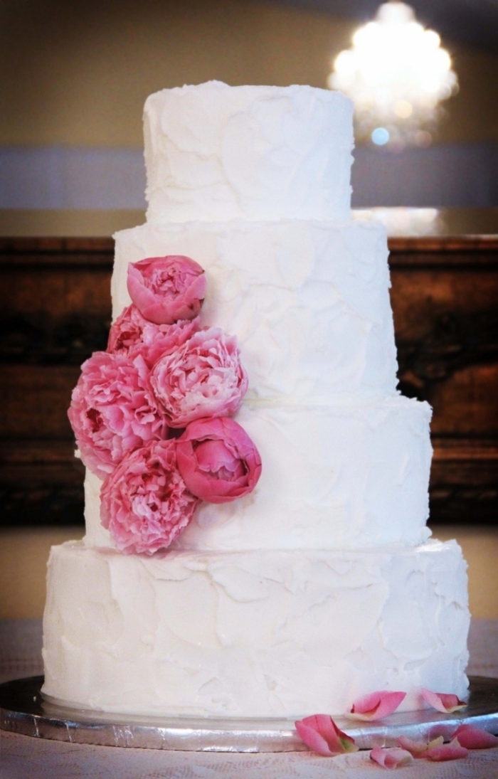gâteau de mariage blanc simple avec des fleurs roses - 19/10/2020