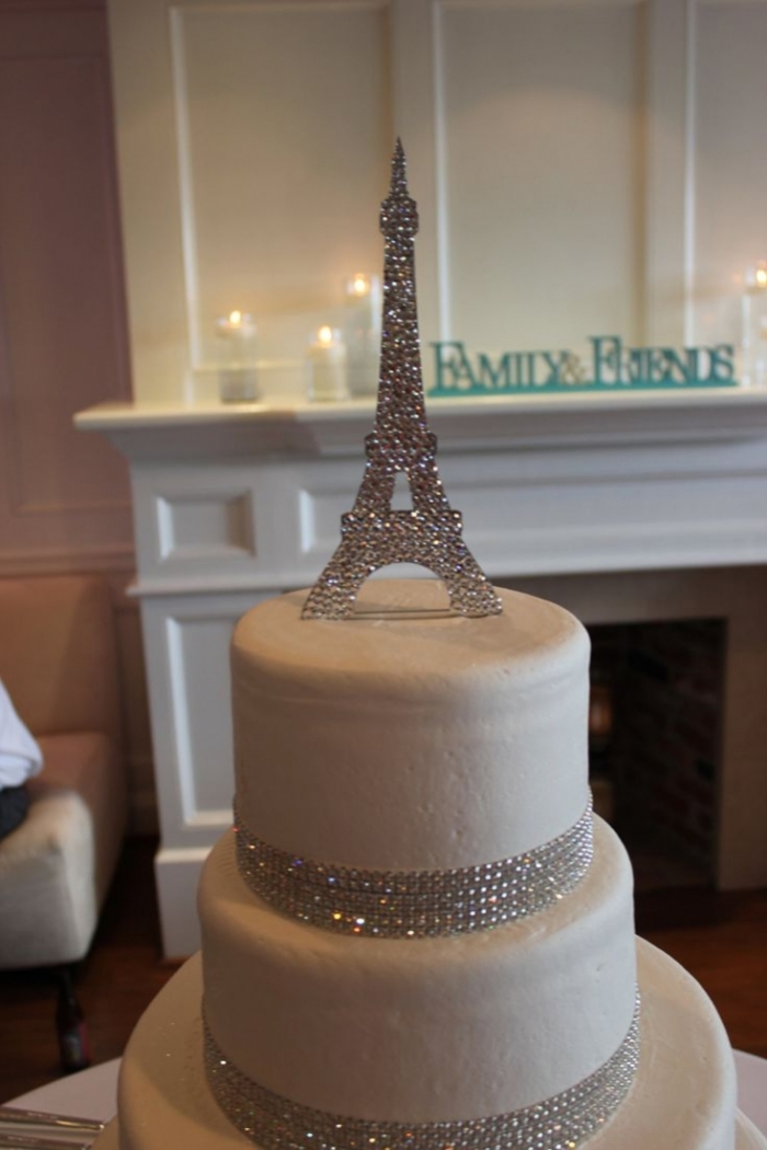 Superbe gâteau blanc avec des strass et la tour eiffel - 17/07/2020