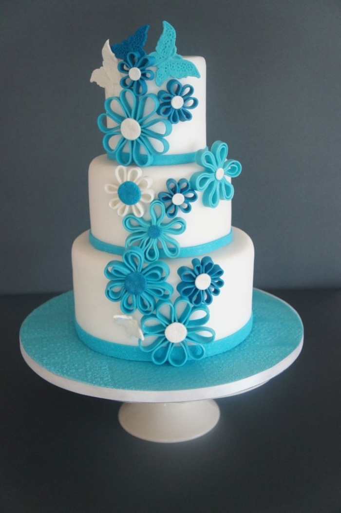 Idée de gâteau bleu et blanc avec des fleurs design - 16/06/2020
