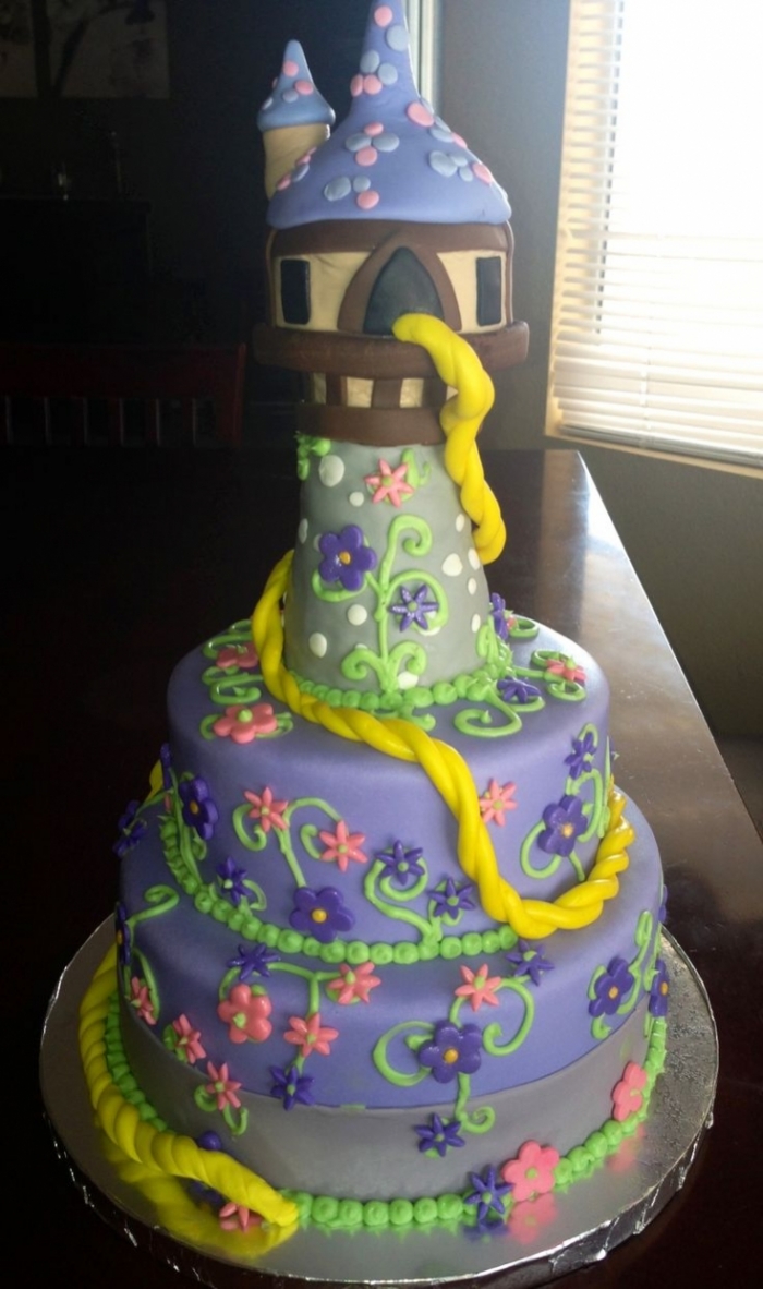 gâteau de raiponce avec sa maison et avec différents motifs - 29/05/2020