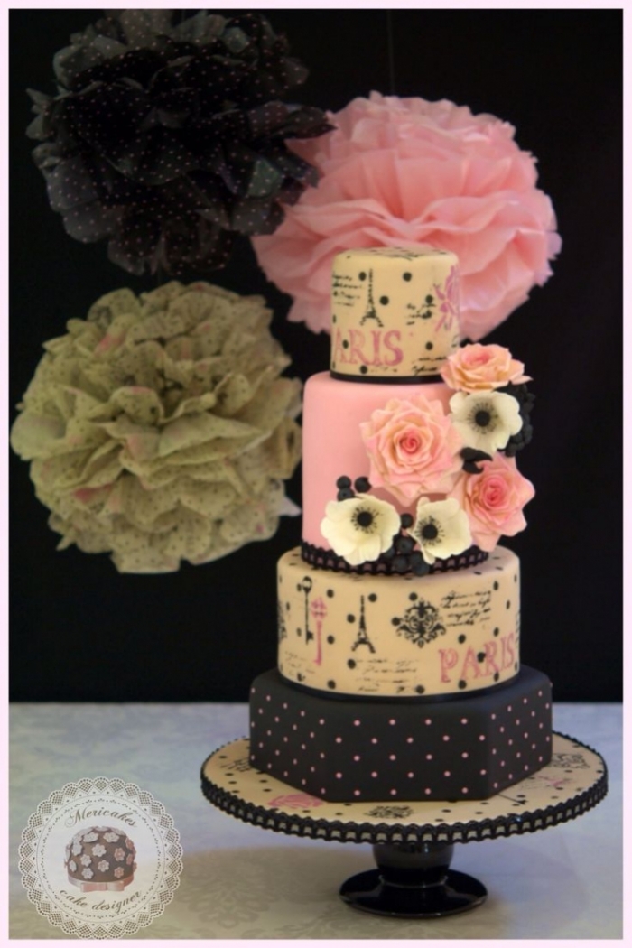 Splendide gâteau sur plusieurs étages avec la tour Eiffel et des fleurs ...