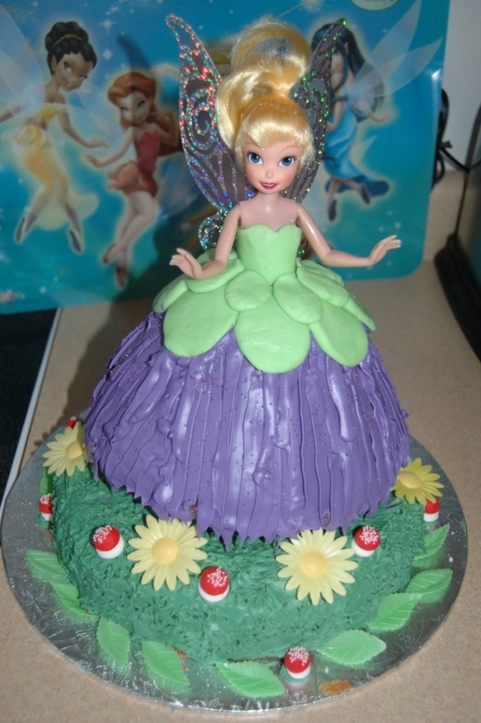 gâteau de fée clochette avec sa robe verte et violette puis son décors ...