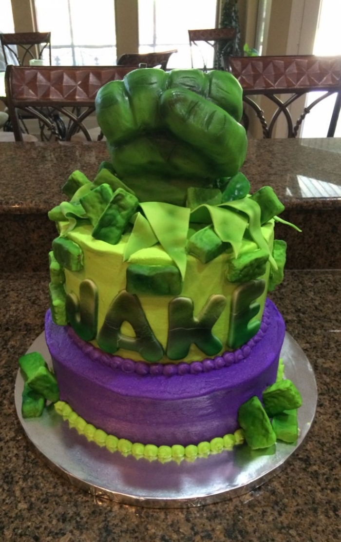 Incroyable gâteau de hulk avec un décors magnifique et de perles vertes ...