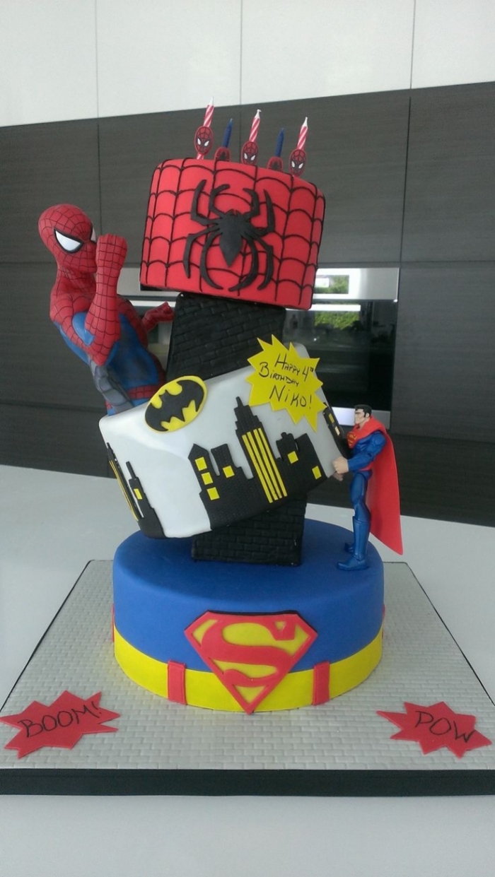 Incroyable gâteau de super héros trois en un - 13/06/2020