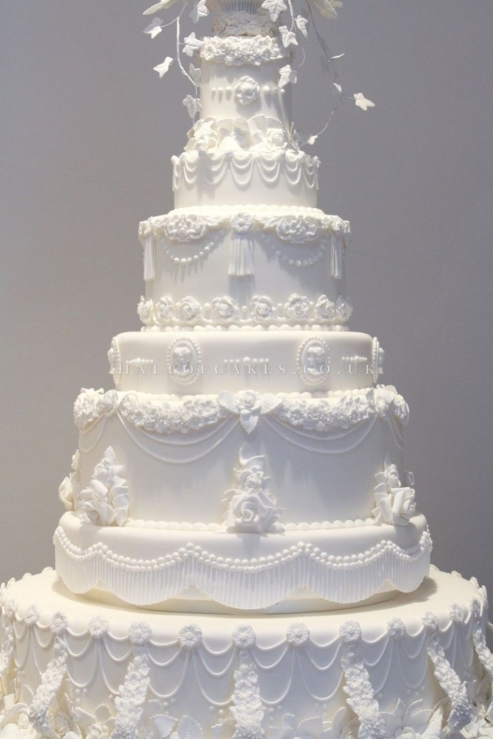 magnifique wedding cake blanc avec différents motifs - 05/06/2020