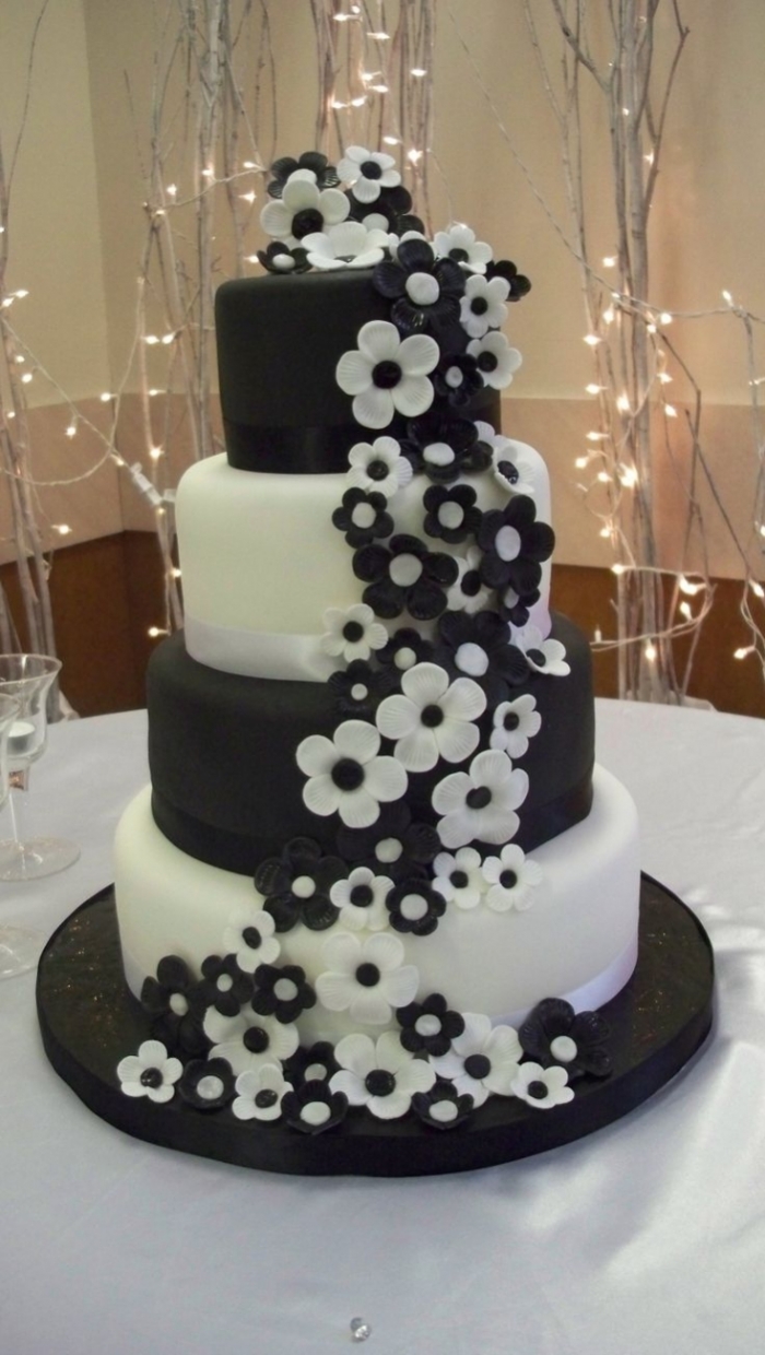 Magnifique wedding cake noir et blanc avec une cascade florale - 11/07/2020