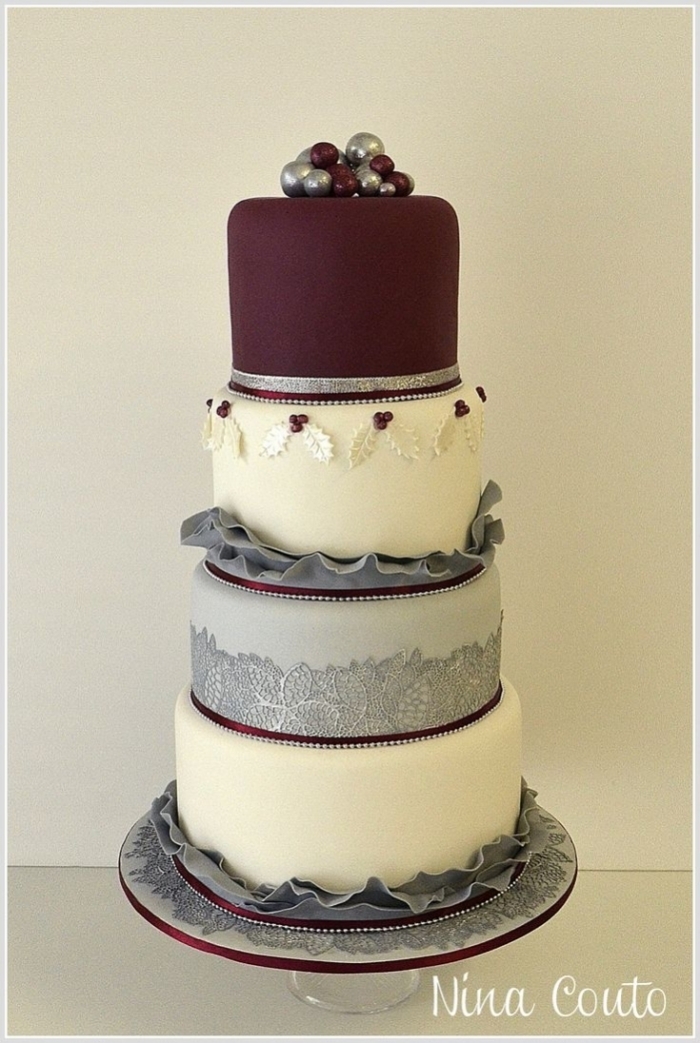 wedding cake de 3 couleurs avec de la dentelles grise et des boules ...