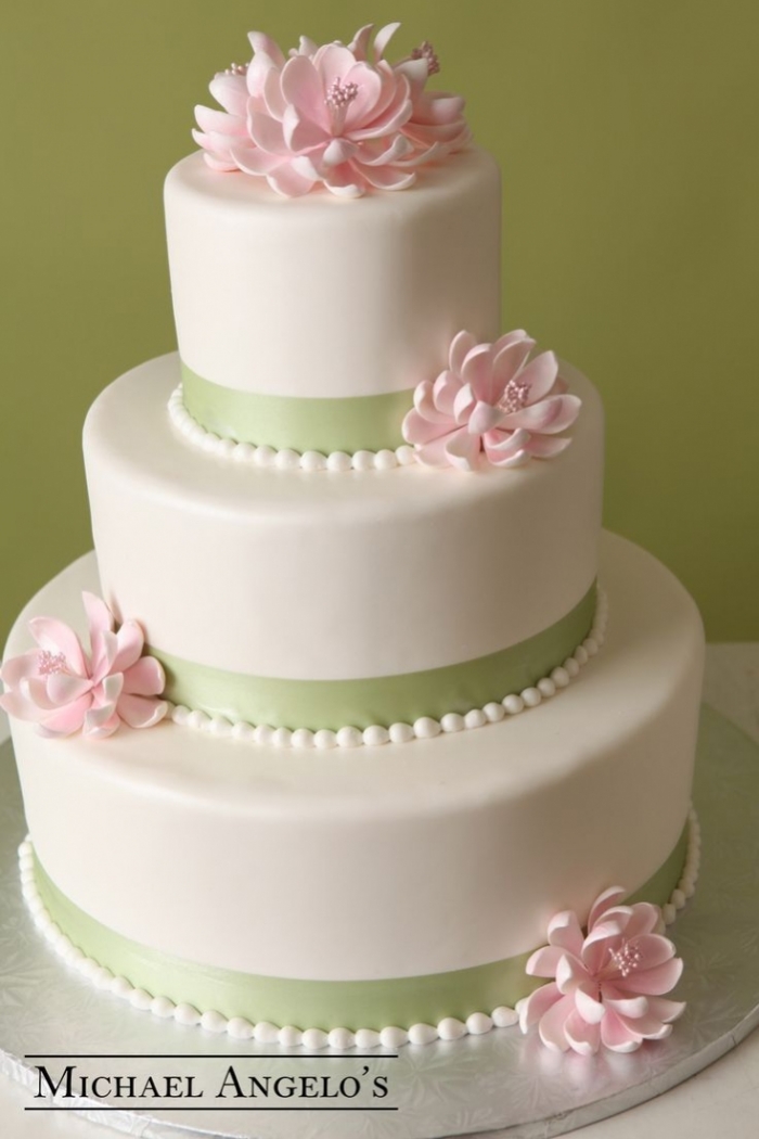 Wedding cake blanc avec des perles et des fleurs - 12/05/2020